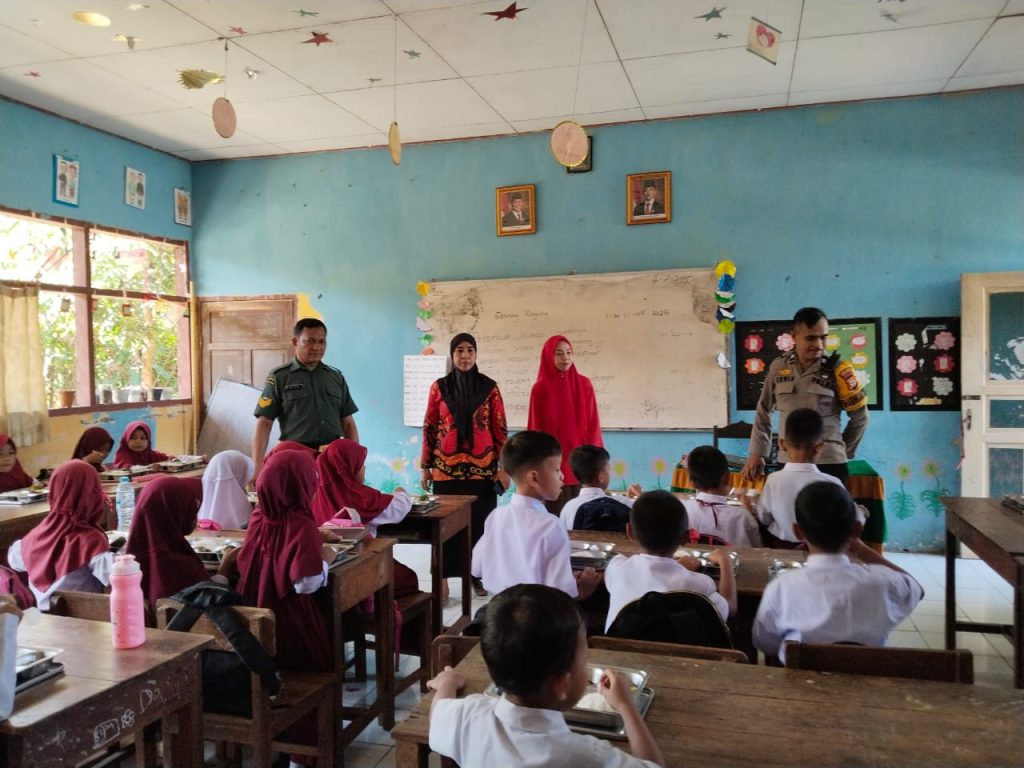 Babinsa Ramil 1409-05/Pallangga Bersama Bhabinkamtibmas Kawal ...