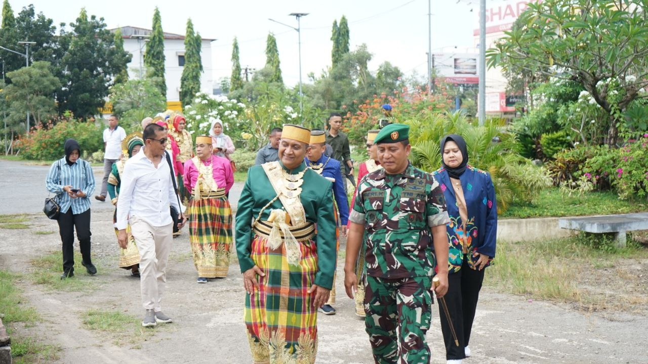 Kunjungan Wisata Kapuskesad Beserta Ibu di Istana Balla Lompoa ...