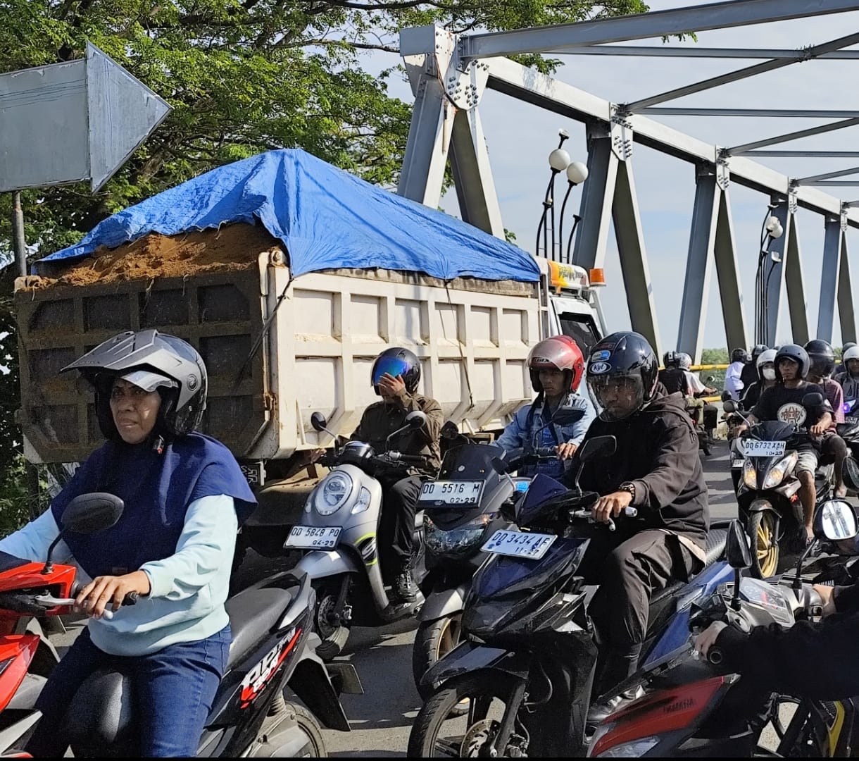 Truk Enam Roda Meresahkan Warga Barombong | Tulisan Pers