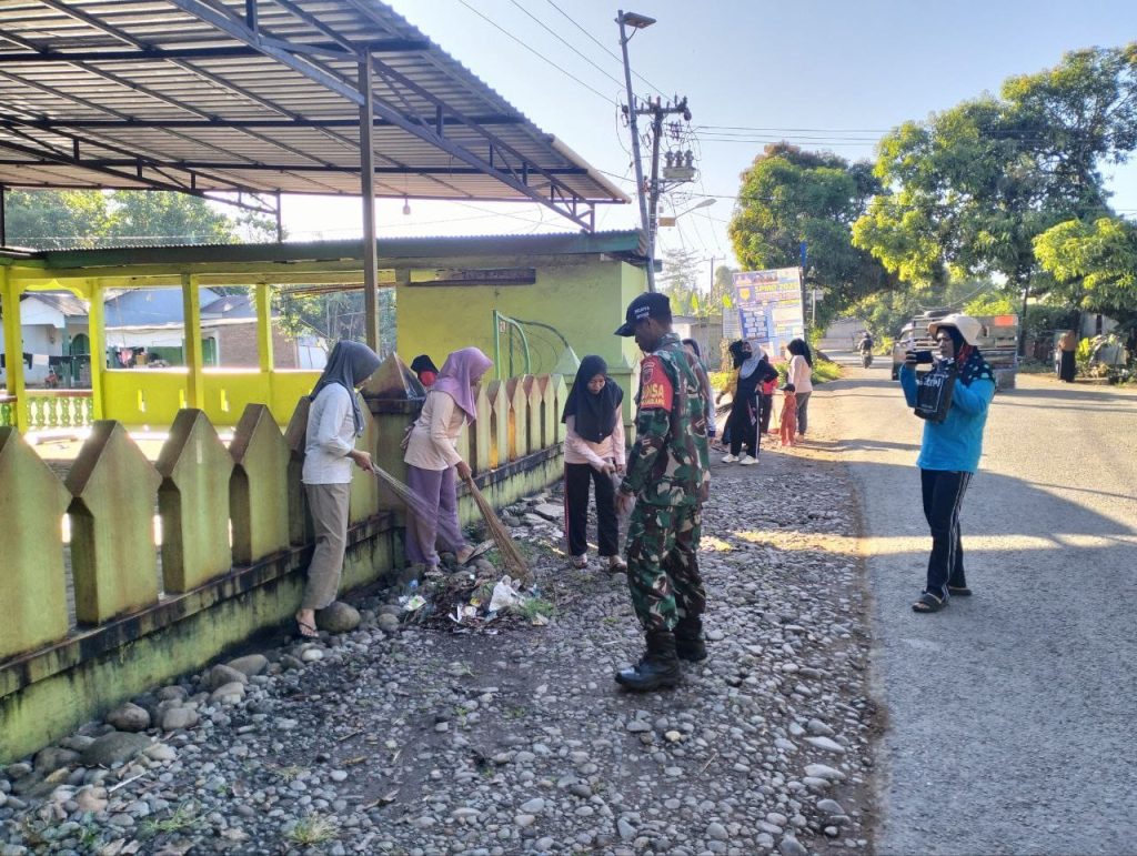 Babinsa Desa Panaikang Laksanakan Giat Kerja Bakti bersama Aparat Desa ...