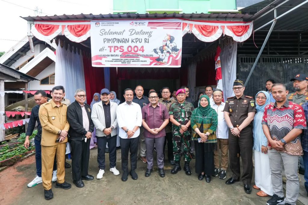 Gubernur Sulsel Tinjau Langsung Proses Pencoblosan PSU di Kota Palopo ...