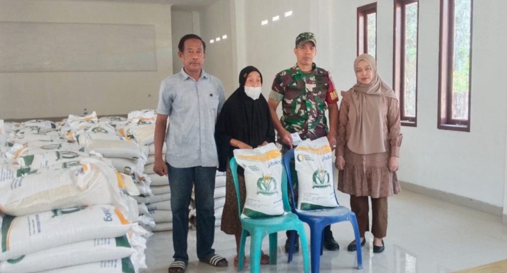 Jajaran Babinsa Koramil 1409-06/Bajeng Dampingi Penyaluran Bantuan ...