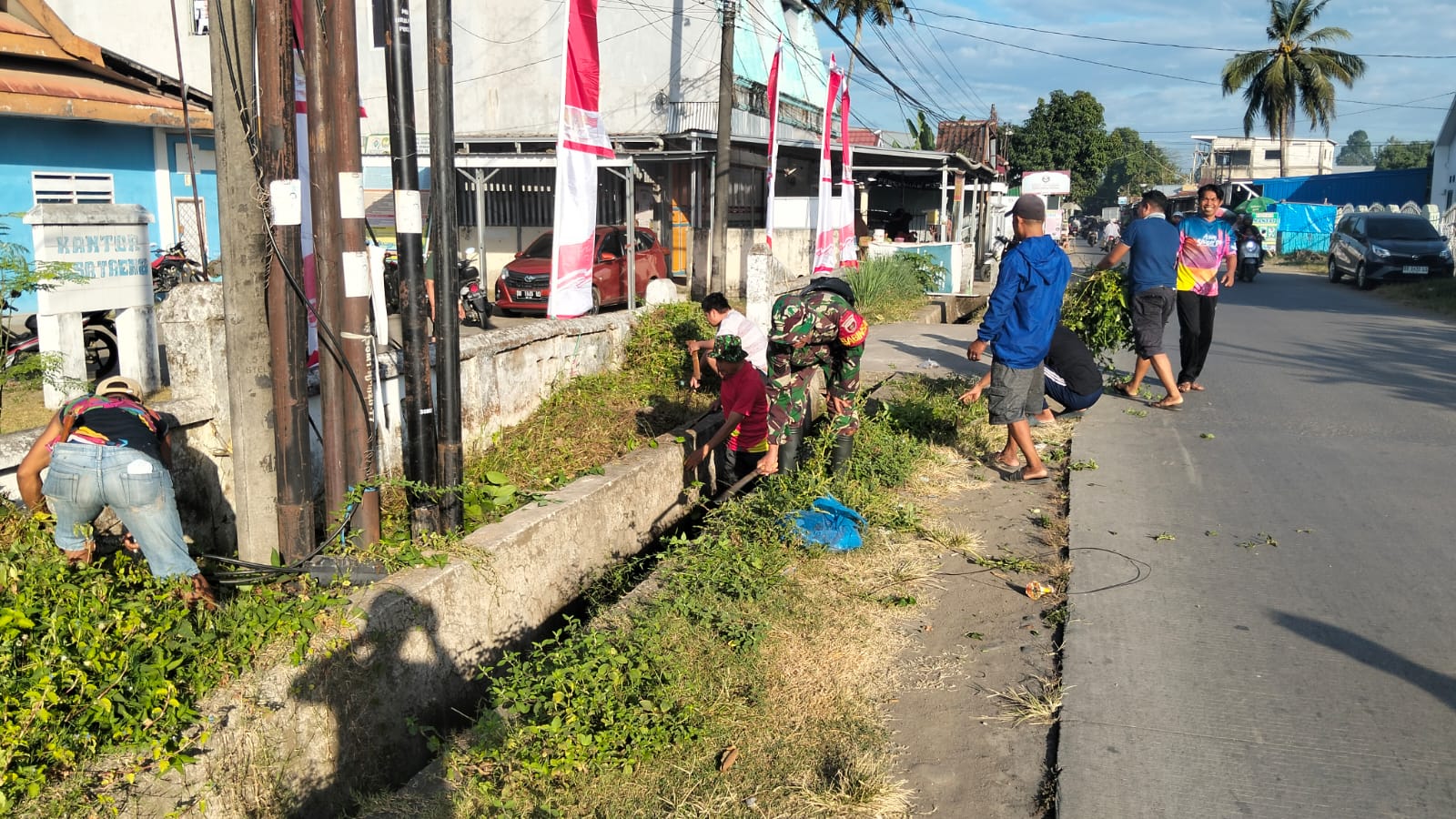 Peduli Lingkungan Babinsa dan Warga Desa Taeng Gelar Karya Bhakti ...