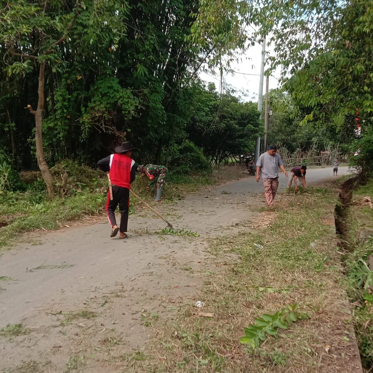 Babinsa Parangbanoa dan Warga Bersinergi dalam Karya Bhakti, Wujudkan ...